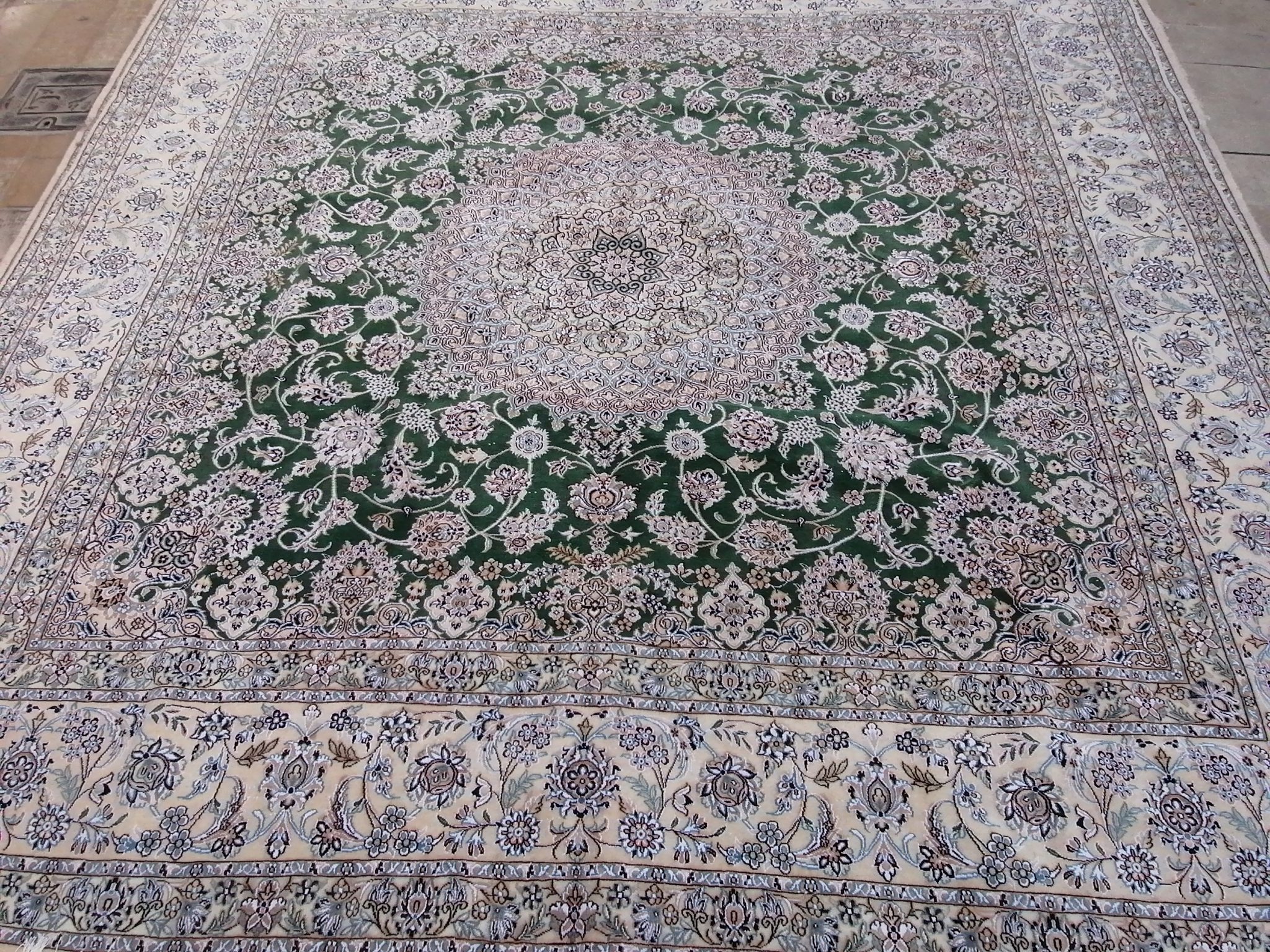 فرش دستبافت نایین زمینه سبز کد2095 - فرش دستبافت نایین کاظمی